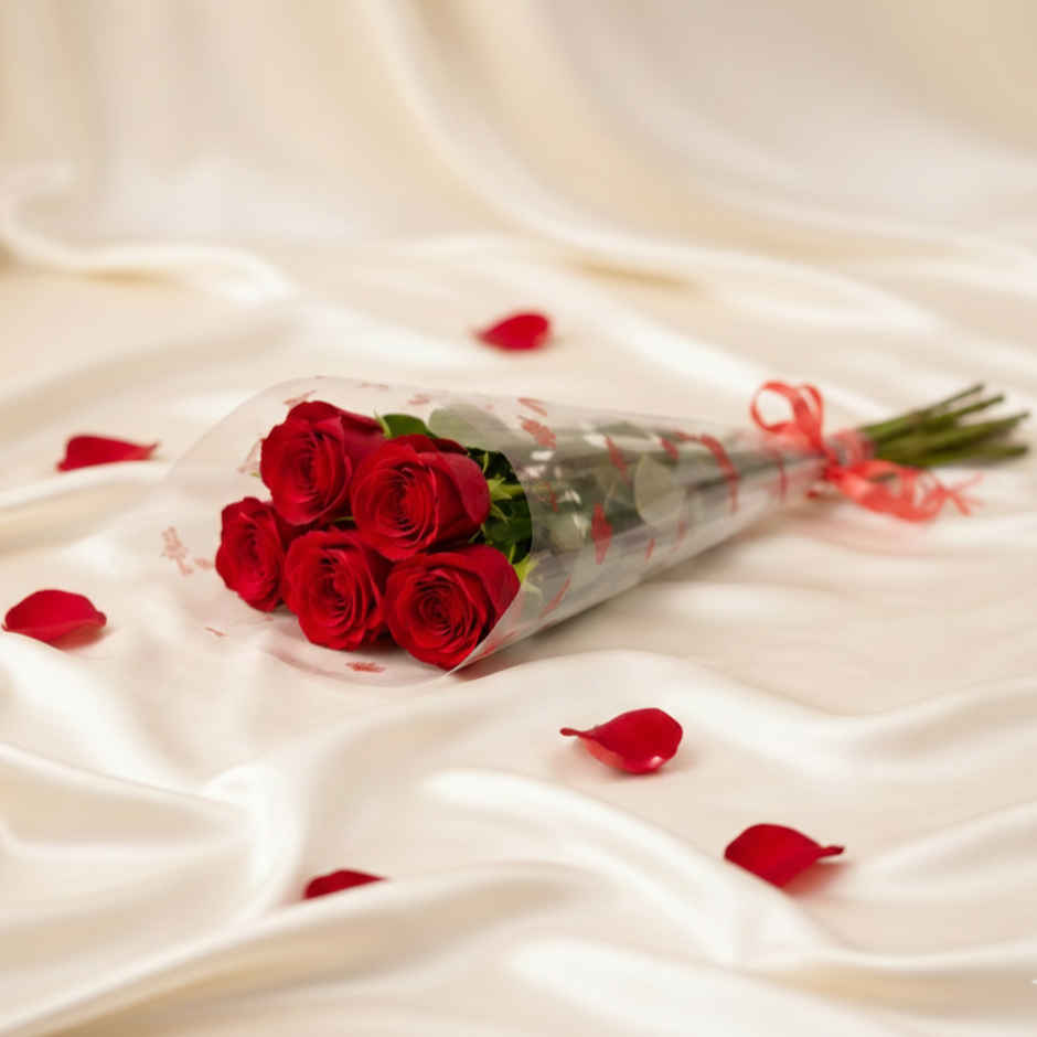 5 Red Rose Bouquet - Buy at ₹169 Online | Instant Delivery - Zepto