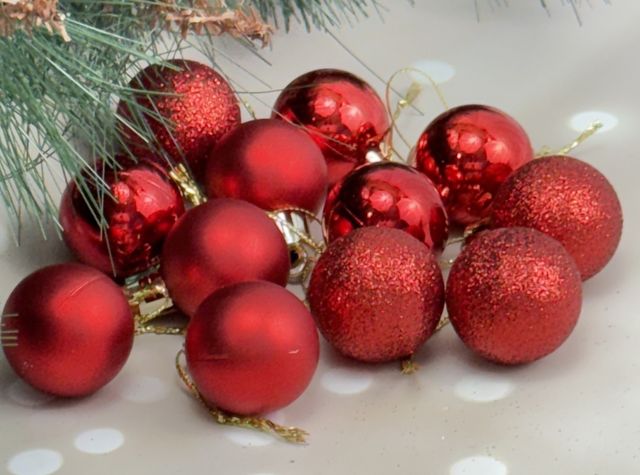 Buy Gullak 3 cm - 12 pcs Shiny+Matt+Glitter Ball In Pvc Box Red at ₹116 ...