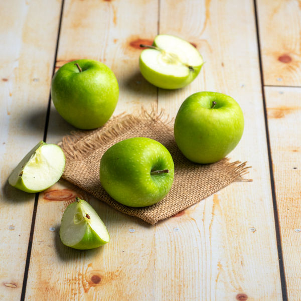 Apple Granny Smith 2 pcs (Approx. 260g - 300g) - Buy online at ₹112 near me